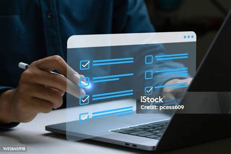 설문 조사 양식 개념입니다 노트북을 사용하는 사업가는 온라인 체크리스트 설문 조사 확인란이 있는 설문지 온라인 설문 조사 양식