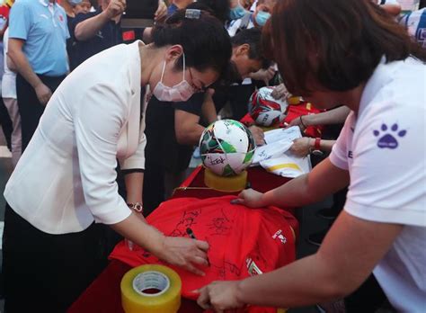 体育流量大咖逛长春体育夜市，亚泰足球吸引重量级球迷驻足