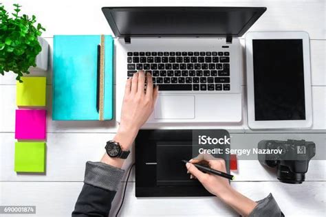 사무실에서 컴퓨터에서 일 하는 사업가의 오버 헤드 보기 각도에 대한 스톡 사진 및 기타 이미지 각도 계산기 공중 케이블 카 Istock