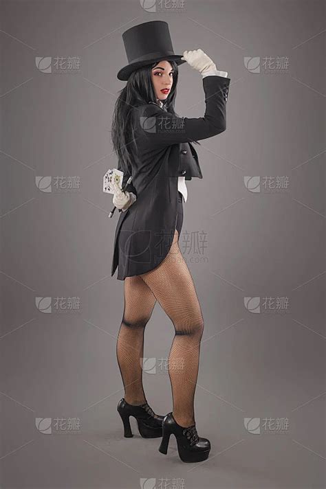 女魔术师在表演者服装与魔术棒和扑克牌素材 花瓣网