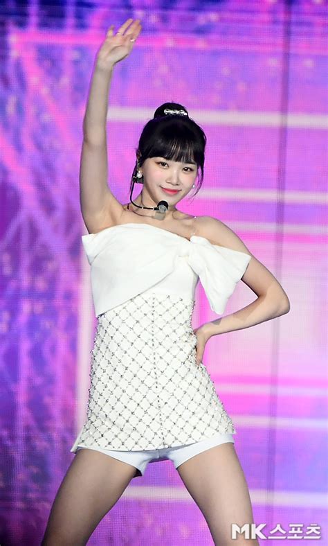 김채원 `섹시한 핫팬츠 단발좌` [mk화보] 매일경제