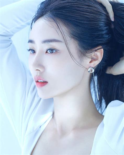 황미나 작년 9월은 체감 온도 50도였는데 지금은 들이마시는 공기마저 미소 띄게 만들정도로 날씨 최고 들숨만으로 행복할수가 Dubai Instagram