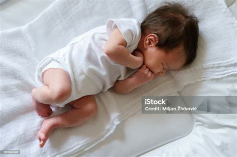 집에서 침대에서 자고있는 전체 길이 신생아 2 주 귀여운 어린 아기 소녀는 평화롭게 하향식 보기 아기에 대한 스톡 사진 및 기타 이미지 Istock