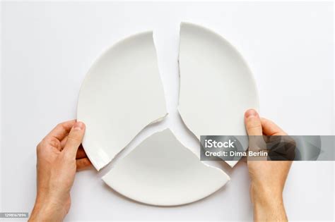 깨진 흰색 접시를 들고 있는 사람의 손의 최고 보기 이혼 관계 우정 결혼 에 균열에 대한 은유 사랑이 식었어요 2명에 대한 스톡