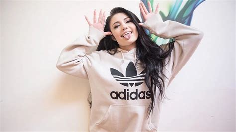 Картинка на рабочий стол девушка черные волосы макияж язык фигура девушка показывает язык