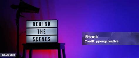 라이트박스 또는 시네마 라이트 박스의 비하인드 스토리 텍스트 스튜디오 계단의 영화 보드 라이트 박스와 색상 그라데이션 배경에 가벼운 스누트 삼각대 팀이 작업 중인 비하인드