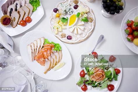 전채 치즈 살라미 프로슈토의 다양한 종류 장식 된 테이블 고기에 대한 스톡 사진 및 기타 이미지 고기 다양 델리카트슨 Istock