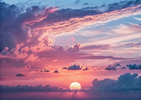 Majestic Sunset Sky With Pink And Purple Cloudscape At Horizon