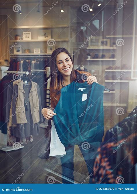 Definitivamente Estoy Consiguiendo Esto Una Joven Comprando En Una