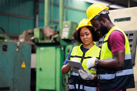 산업 제조 공장에서 디지털 태블릿 컴퓨터에 종사하는 전문 기계 엔지니어 팀 선반 기계를 운영하는 엔지니어 제품 품질 검사