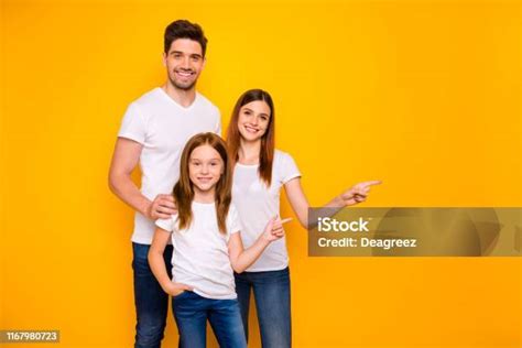 아빠 엄마와 작은 여우 아가씨 표시 팔 빈 공간 판매 착용 캐주얼 복장 고립 된 노란색 배경 가족에 대한 스톡 사진 및 기타 이미지 Istock