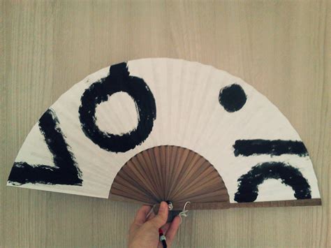 한글 567프로젝트 한글 567프로젝트 팀에서 천 지 인 을 주제로 한 부채에 이어서 두 번째로 특별 제작한 부채입니다 아래 아 ㆍ 반치음 ㅿ 옛이응 ㆁ