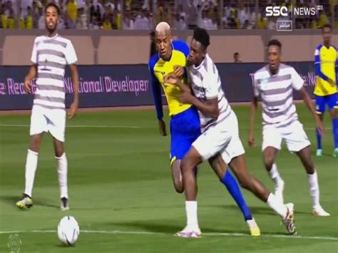 شاهد خبير تحكيمي يكشف تفاصيل خطأ ارتكبه حكم مباراة النصر والطائي