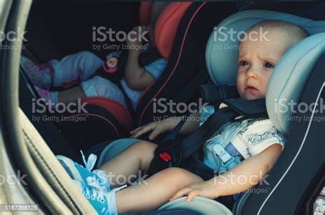차에 아이 좌석에 쌍둥이 소년과 소녀 아기를위한 안전 교통 1 명까지 어린이 가족에 대한 스톡 사진 및 기타 이미지 가족 거리 교통사고 충돌 사고 Istock