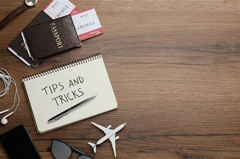 나무 테이블에 노트북이 있는 평평한 구성 텍스트를 위한 공간 팁과 트릭 0명에 대한 스톡 사진 및 기타 이미지 0명 개념 개념과 주제 Istock