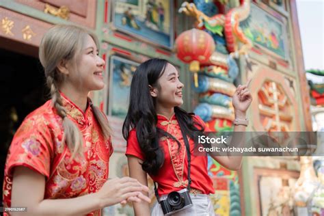 활기찬 문화 환경에서 중국 설날을 축하하고 즐거운 즐거움을 만끽하며 축제 분위기 낙관적인 관점을 포착한 순간 2명에 대한 스톡 사진 및 기타 이미지 Istock