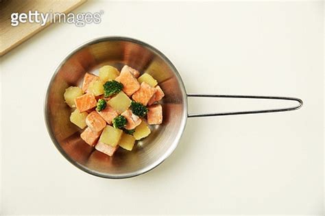 오브젝트그릇주방용품음식프레시연어 해산물샐러드채소요리도구프라이팬 이미지 A10677420 게티이미지뱅크