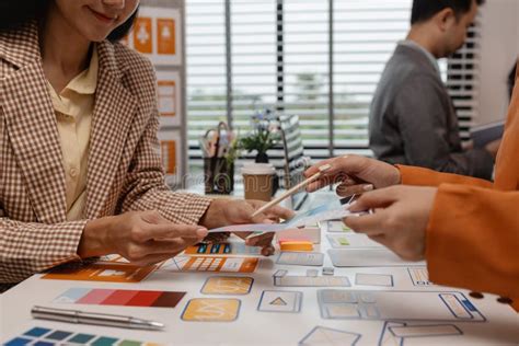 ux developer and ui designer brainstorming about mobile app interface