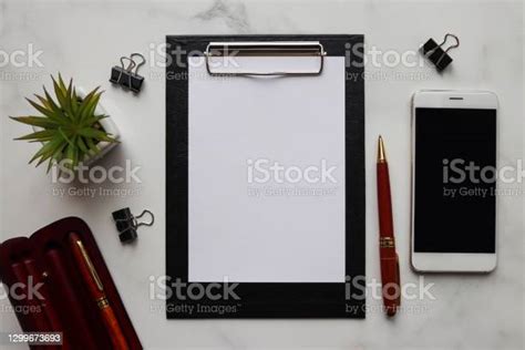 사무실 테이블 데스크 대리석 배경에 종이 펜 스마트 폰 및 다육 식물의 빈 시트클립 보드와 작업 장 작업 영역 조직 플랫 레이 상단 보기 0명에 대한 스톡 사진 및 기타