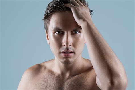 Schöner Mann mit nacktem Oberkörper Kostenlose Foto