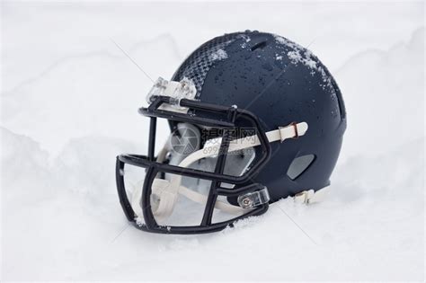 被冰雪覆盖的美式橄榄球头盔高清图片下载 正版图片503526654 摄图网