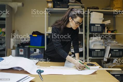 본격적인 워크샵 인테리어에 직장에서 여자 패션 디자이너 갈색 머리에 대한 스톡 사진 및 기타 이미지 갈색 머리 개발 그리기 Istock