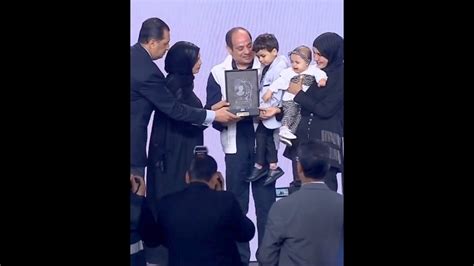 الرئيس الأبالسيسي يحمل طفل خلال تكريمه والده الشهيد Youtube