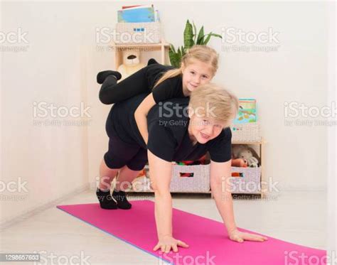 그녀의 손녀와 함께 운동 운동을하고 미소 노인 여자 작은 행복한 소녀 훈련과 집에서 그녀의 할머니와 함께 연주 가족 시간 활동적인 라이프 스타일 컨셉 팔굽혀펴기에 대한 스톡