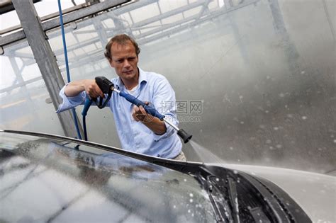 洗涤袖子男用高压水喷气式飞机用一个隔间洗其汽车挡风玻璃的人蜡高清图片下载 正版图片307659933 摄图网
