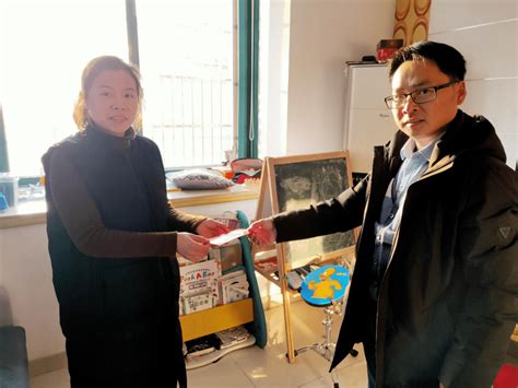 就地过年受关怀 此心安处是吾乡海复镇教管办慰问留启过年职工 启东市