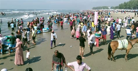 টানা ছুটিতে কক্সবাজার সমুদ্র সৈকতে পর্যটকের ঢল