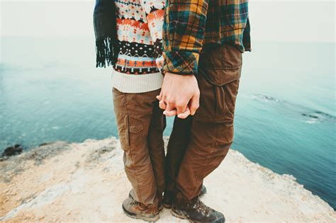 커플 남녀 바다 위 절벽에 서 서 손을 잡고 사랑 프리 하 고 행복 한 감정을 라이프 스타일 개념을 여행 낭만주의 휴가 여행 하는 젊은 가족 가을에 대한 스톡 사진 및 기타