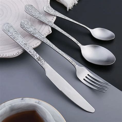 Комплект 4 броя сребристи прибори за хранене с гравирани дръжки Olele Bg