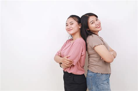 하얀 배경에 등을 맞대고 서 있는 두 명의 예쁜 여자 우정 개념 20 24세에 대한 스톡 사진 및 기타 이미지 20 24세 2명 감정 Istock