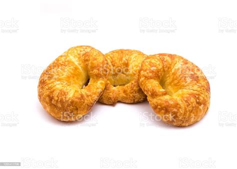 스튜디오 샷 세 신선한 구운 프랑스 버터 크루아상 에 고립 된 흰색 갈색에 대한 스톡 사진 및 기타 이미지 갈색 곡초류