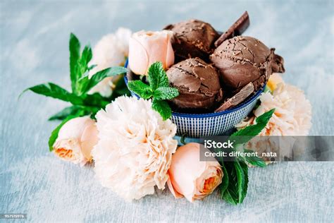 장미 카네이션 및 박하 잎에 의해 포위 하는 달콤한 꽃 향과 다크 초콜릿 아이스크림 아이스크림의 3 개만 3가지 개체에 대한 스톡 사진 및 기타 이미지 Istock