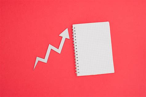 주식 시장 A6 노트북 와이어 바인딩은 빈 템플릿 디자인 아이디어를 모의 파스텔 핑크 배경에 대한 회색 성장 화살표 모형 메시지 레이아웃에 대한 공간 템플릿 디자인을