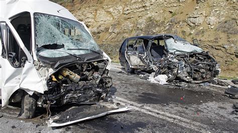 Шестима ранени при тежка катастрофа между две коли и бус обновена Новини бг