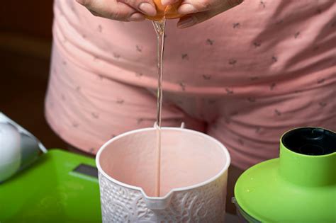 한 여성이 반죽을 만들기 위해 용기에 달걀을 넣습니다 시금치와 민트와 비스킷 롤의 준비를 위해 딸기로 채워져 있습니다 요리 재료 0명에 대한 스톡 사진 및 기타 이미지