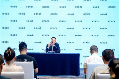 Ai大模型“战火”从互联网烧到了手机侧，谁在提前布局？