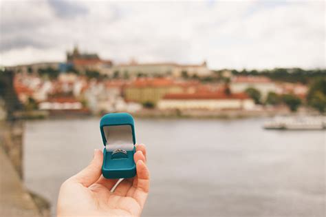 약혼 반지 앞 올드 타운 광장과 파란색 상자를 들고 여자 체코 프라하에서 결혼제안 필름 효과 사진의 저자 처리 강에 대한 스톡 사진 및 기타 이미지 Istock