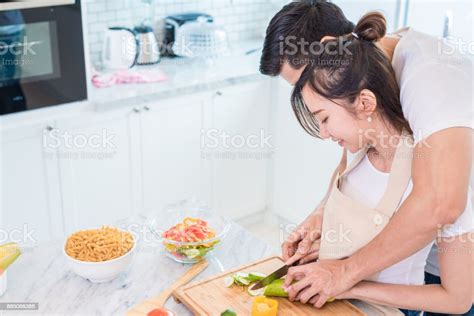 아시아 젊은 연인 또는 커플 부엌 방에 아침에 아침 식사를 요리 남자 여자 조각 야채와 쌀을 교육입니다 관계 및 가족 개념입니다