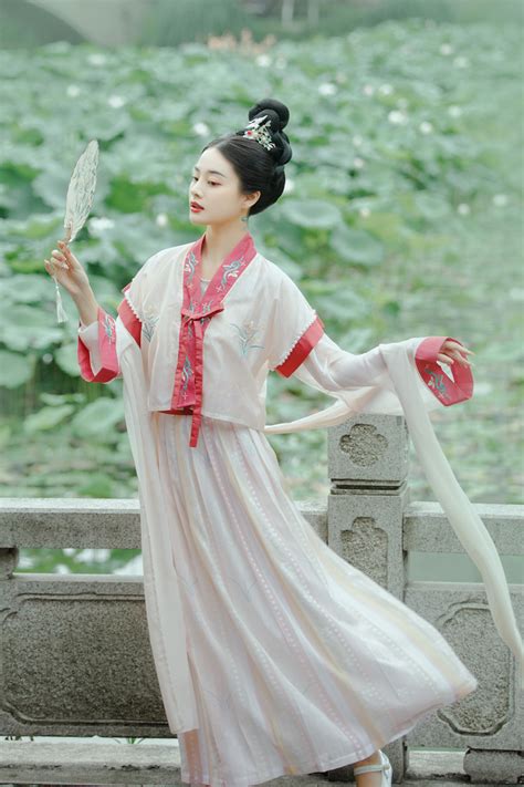 汉服唐褙子 汉服 汉服怎么穿 大山谷图库