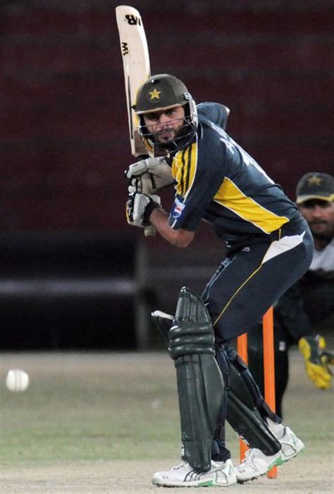 Shahid Afridi Gets In Position To Play A Stroke During A Training Camp