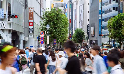 人混みでごった返す渋谷駅前スクランブルの写真素材 ぱくたそ