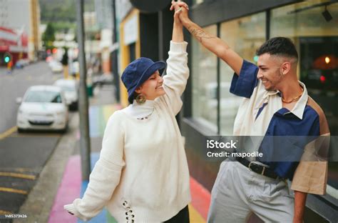 자존심 색으로 칠해진 보도에서 손을 잡고 춤을 추는 웃는 친구들 거리에 대한 스톡 사진 및 기타 이미지 거리 춤 커플 Istock
