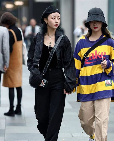 街拍：小姐姐浅粉色外套搭配同色短裙，裸色短靴清新甜美
