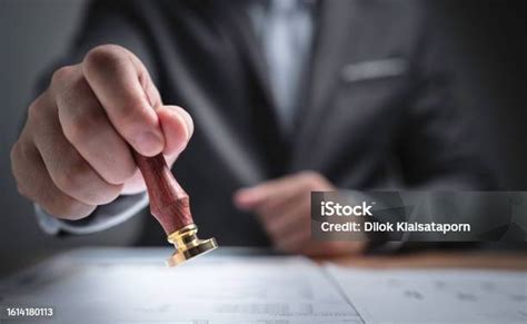 사업가의 손은 나무 도장을 사용하여 문서 또는 프로젝트 개념을 문서화 승인 및 거부하고 공간을 복사합니다 개념에 대한 스톡 사진 및 기타 이미지 Istock