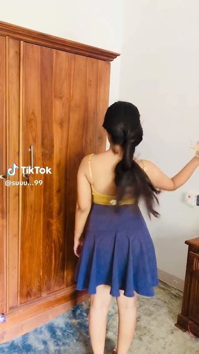 හිත යන්නෙම කොන්ඩෙ දිග කෙල්ලන්ට තමා ඉතින්😩😖 සුදු පාට බට්න් එකත් ඔබගෙන