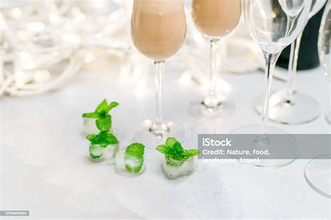 크림 주류 음료를 위한 냉동 민트 잎 아이스 큐브는 밝은 대리석 배경에 가까이 0명에 대한 스톡 사진 및 기타 이미지 0명 각얼음 거품 내기 Istock